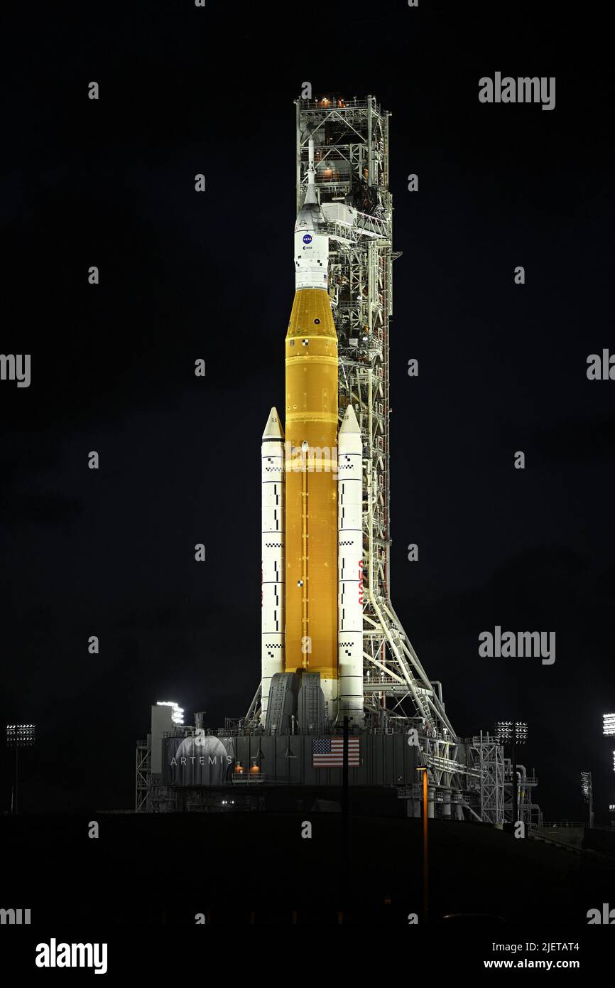 Il razzo Space Launch System (SLS) della NASA si erge sul complesso 39B ...