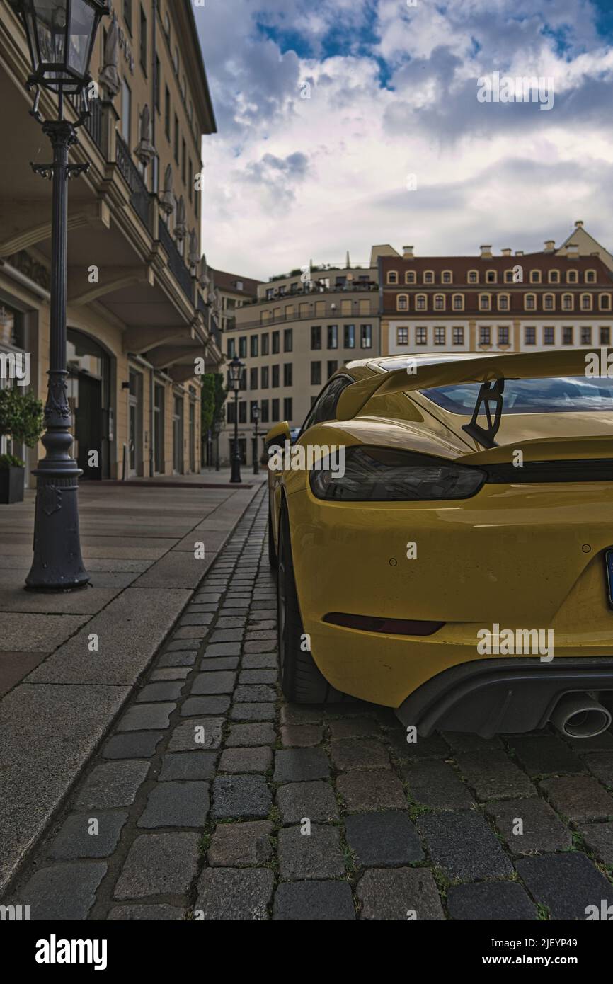 Macchina da corsa gialla e bianca immagini e fotografie stock ad alta ...