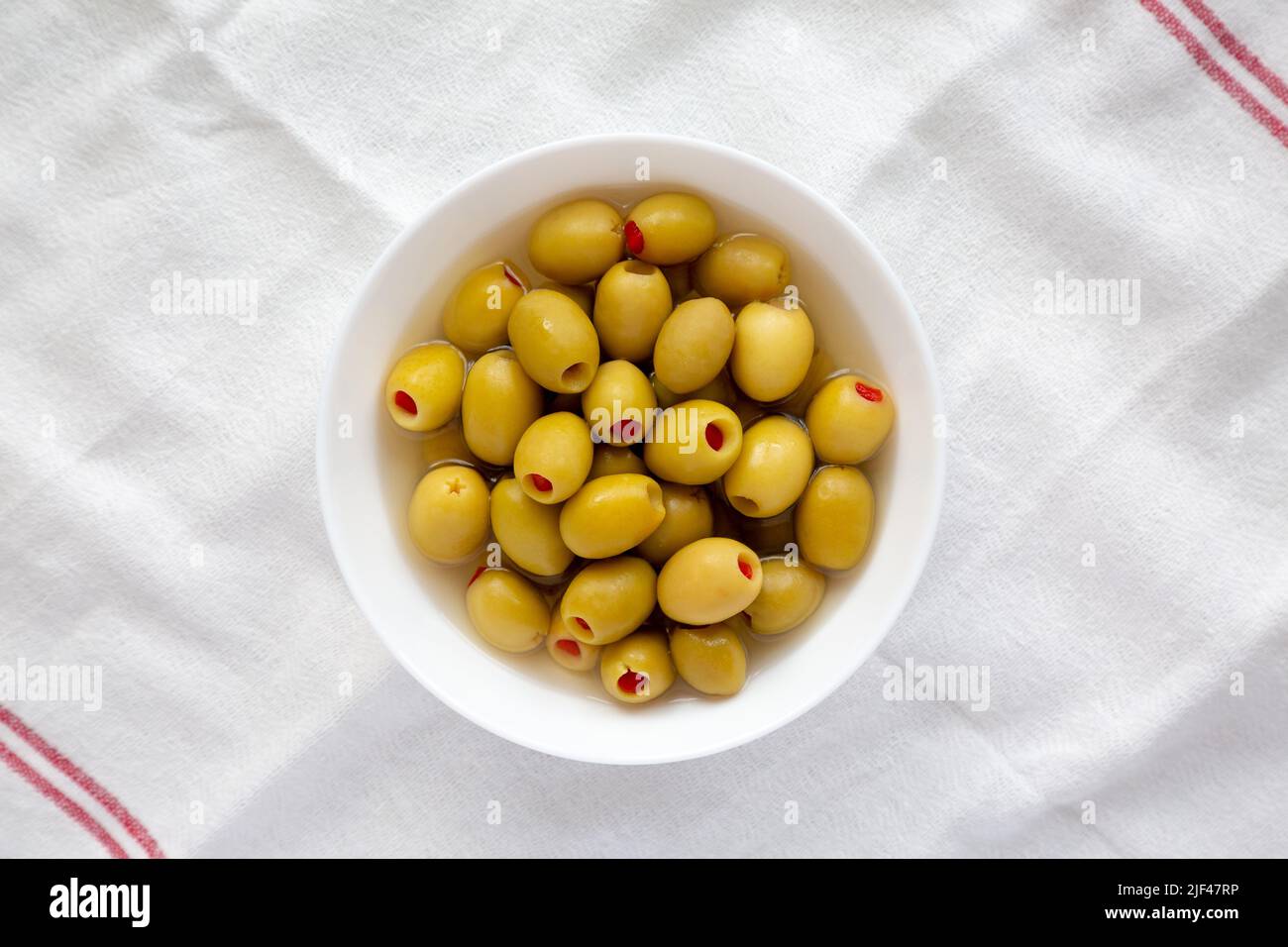 Olive verdi marinate con Pimento Peppers in una ciotola, vista dall ...