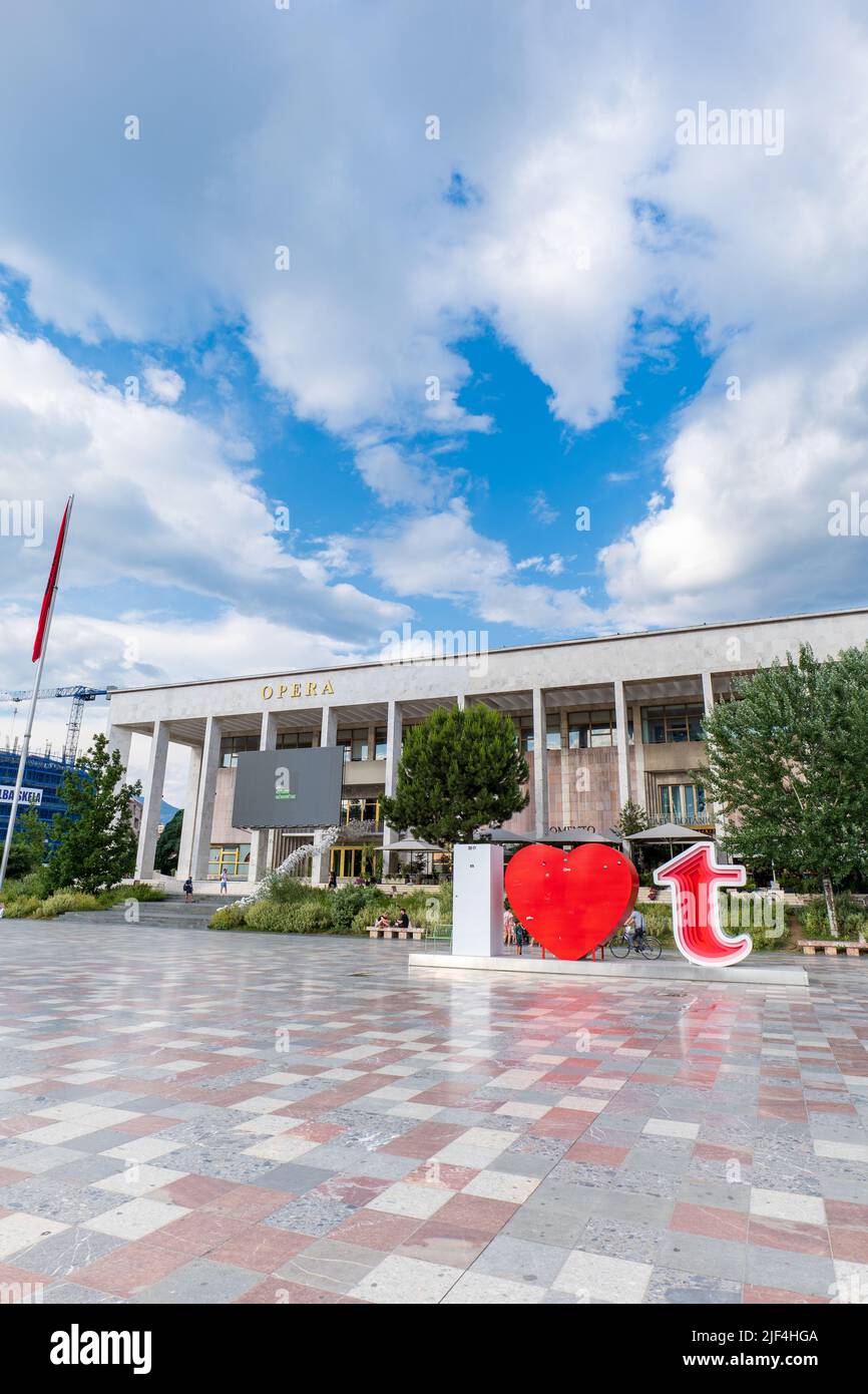 Tirana, Albania - Giugno 2022: Teatro dell'Opera a Piazza Skanderbeg ...