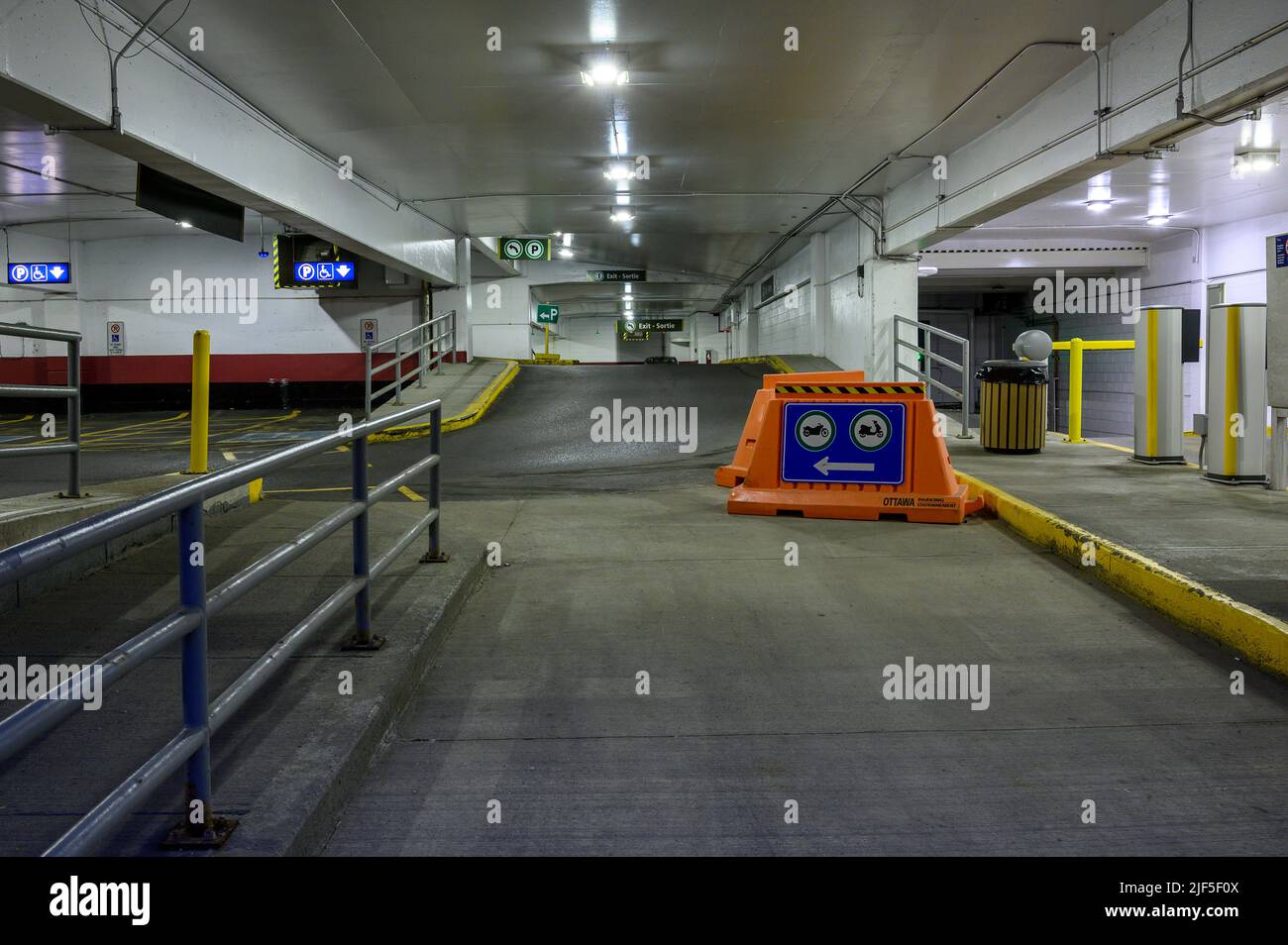 Garage pubblico immagini e fotografie stock ad alta risoluzione - Alamy