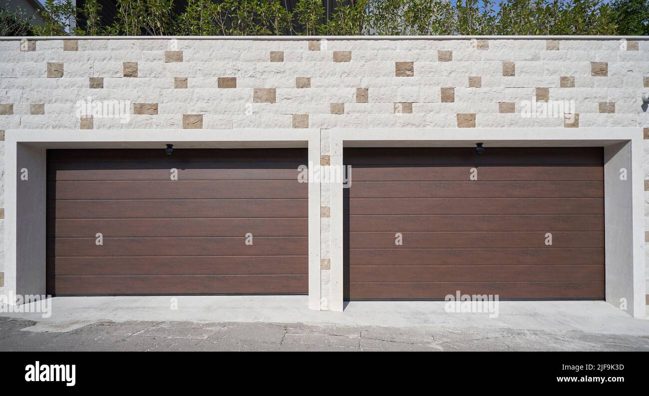Rolling garage doors immagini e fotografie stock ad alta risoluzione ...