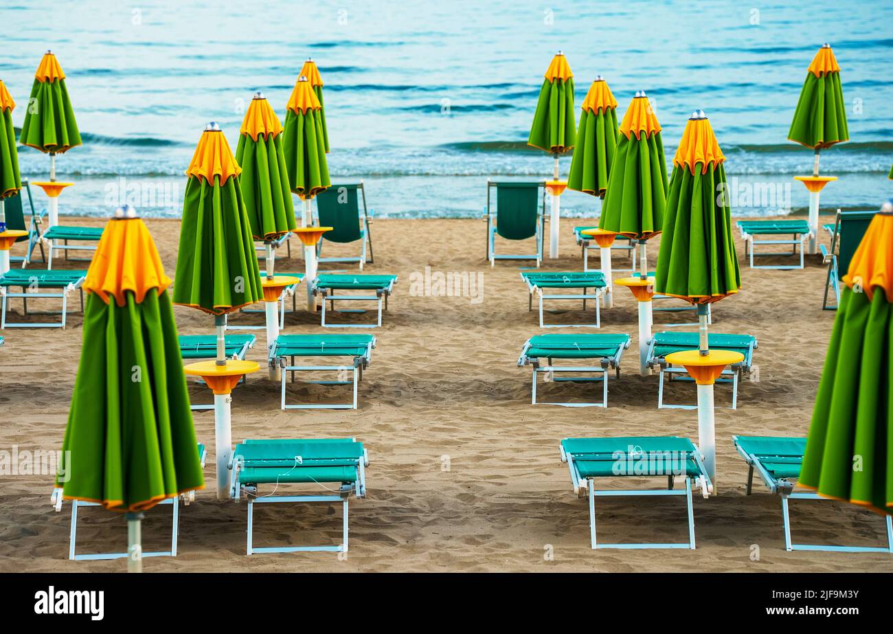 Lettini di lusso sulla spiaggia immagini e fotografie stock ad alta ...