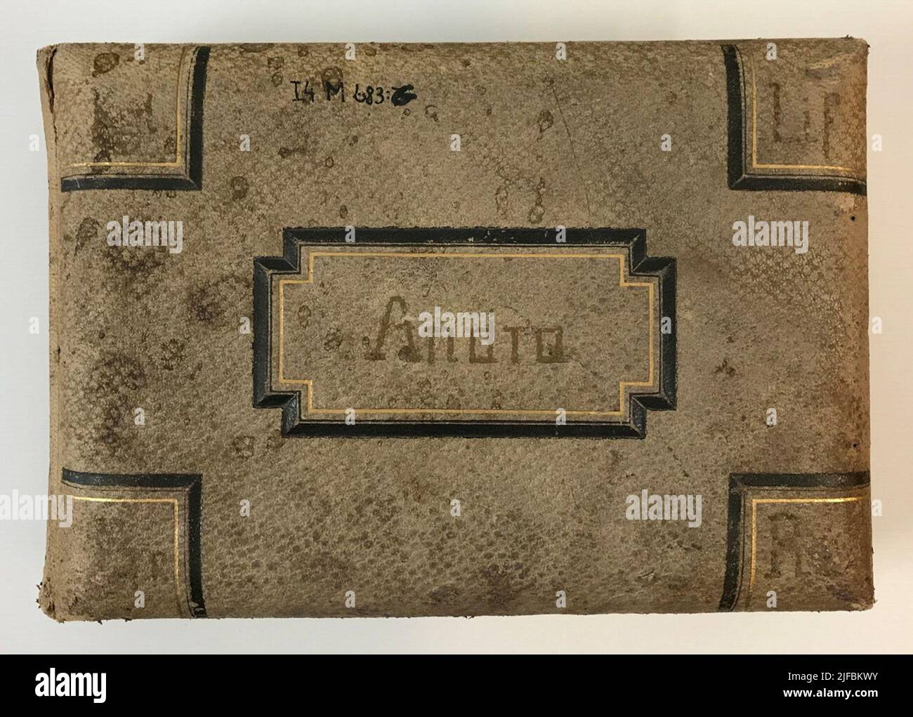 Album fotografici contenenti i ritratti del corpo ufficiale al Second ...