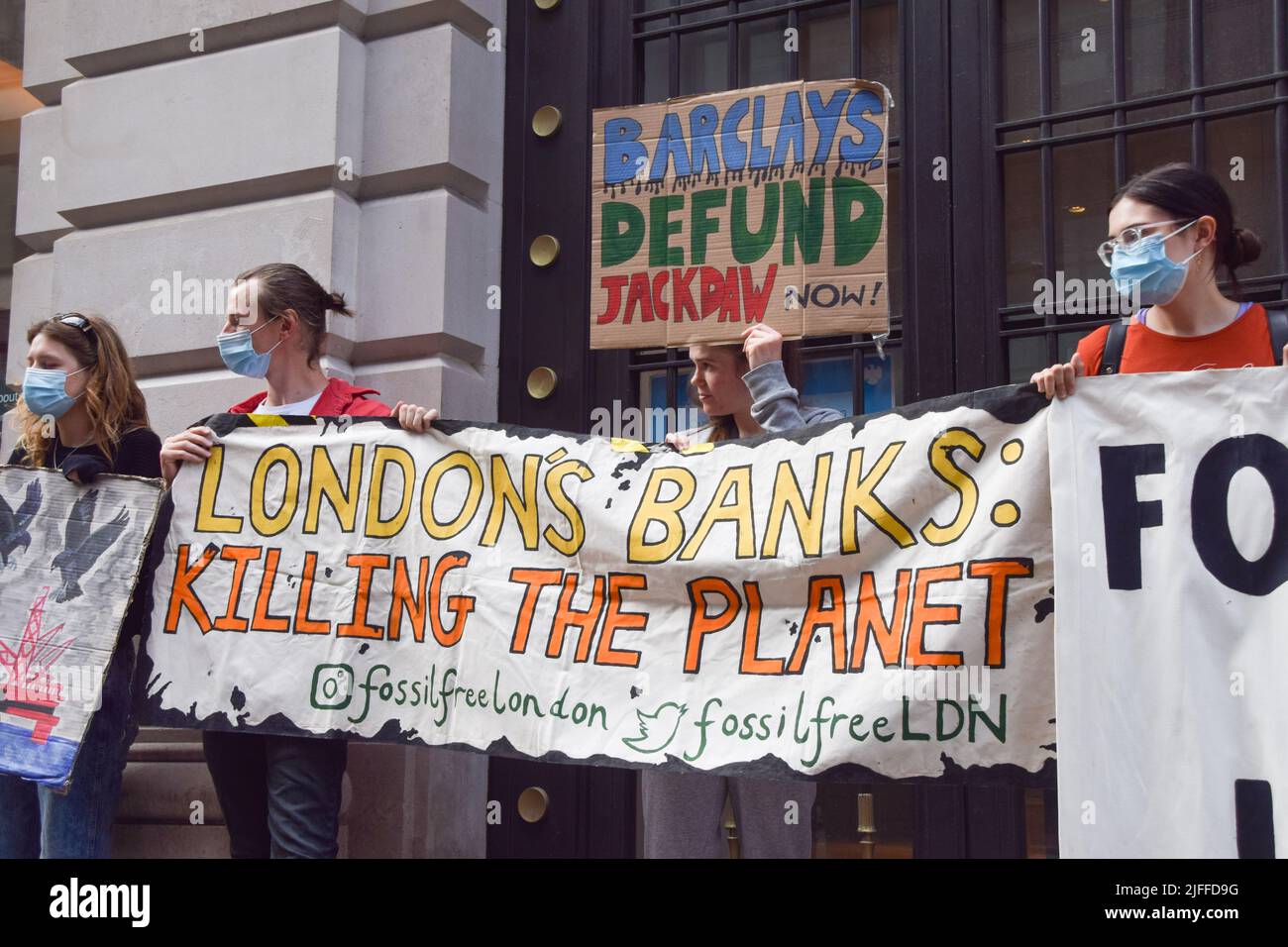 I manifestanti hanno in mano un cartello anti Jackdaw e una bandiera ...