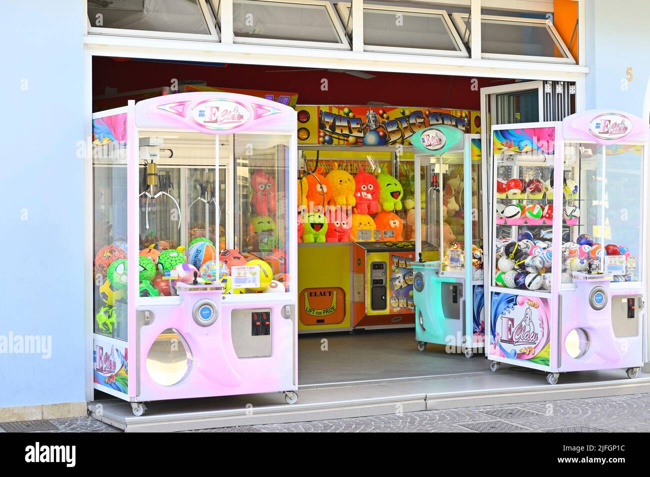 Toy vending machine immagini e fotografie stock ad alta risoluzione - Alamy