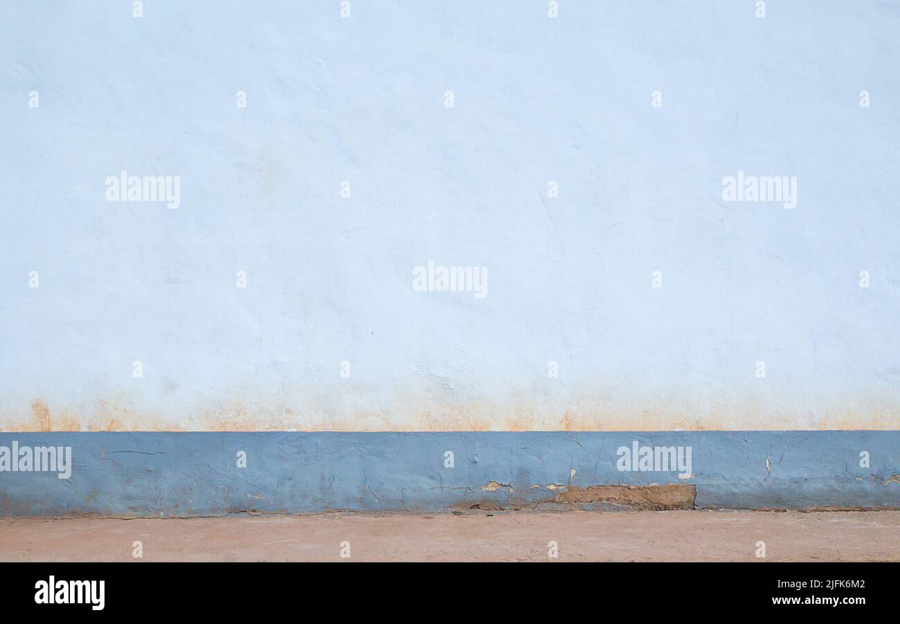 Muro in intonaco scuro con sfondo sporco e muratura in mattoni vecchi ...