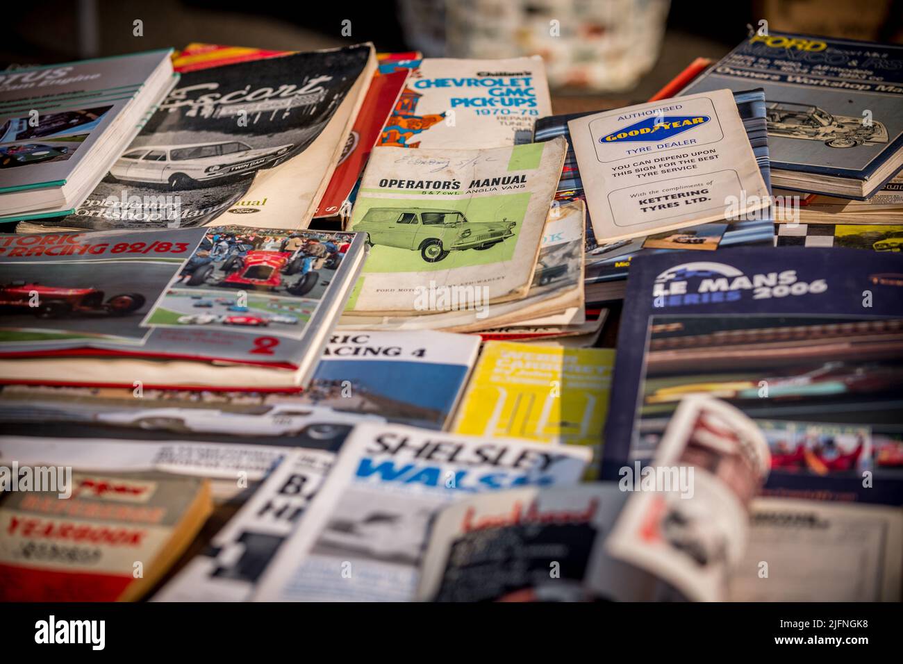 Vecchi manuali di auto immagini e fotografie stock ad alta risoluzione - Alamy