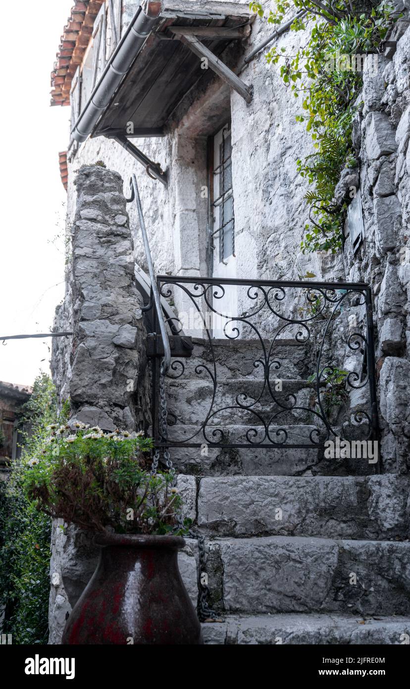L'ingresso di una vecchia casa con scale in pietra e un cancello in ...