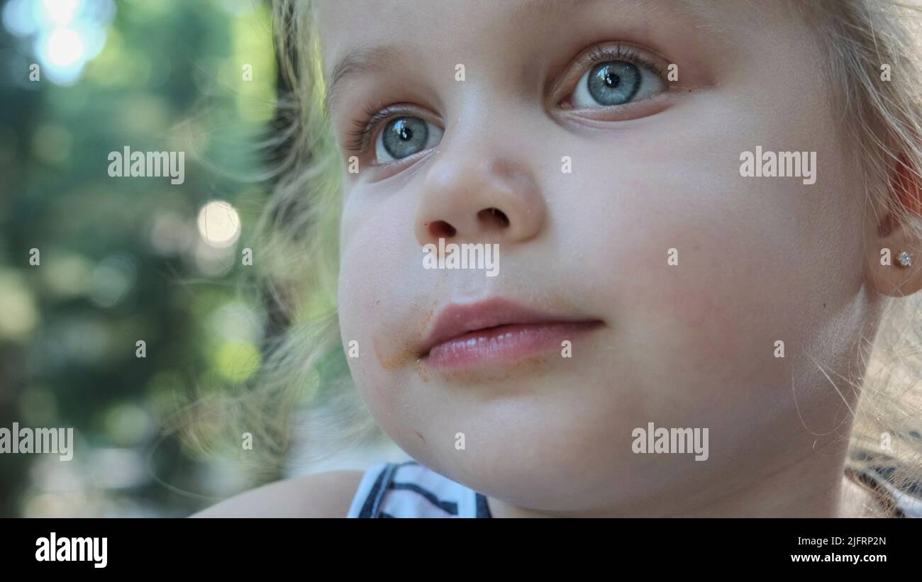 Odessa, Ucraina, Europa dell'Est. 3rd luglio 2022. La bambina mangia ...