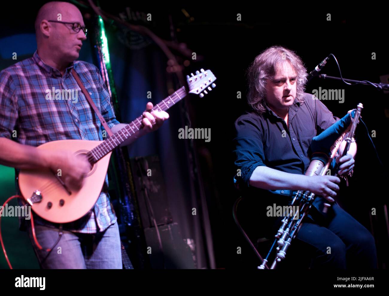 Adrian edmondson troy donockley band immagini e fotografie stock ad ...