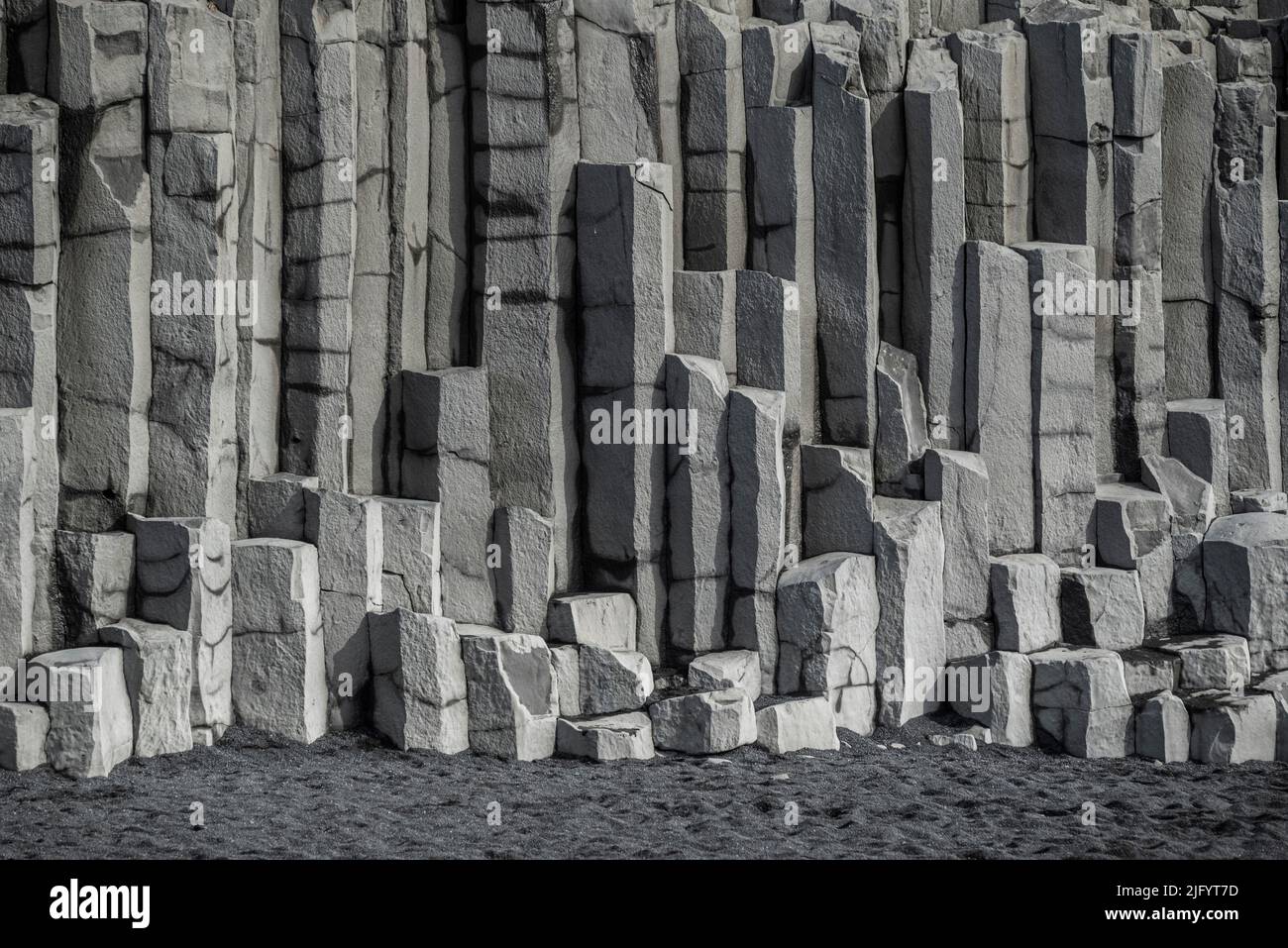 Le colonne verticali di basalto a Reynisfjara, la famosa spiaggia nera ...