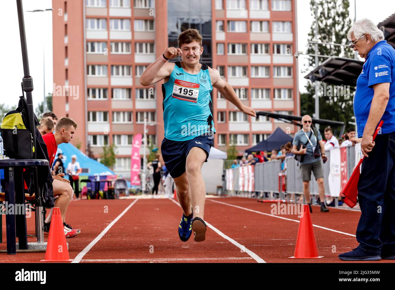 Un atleta polacco compete nella disciplina del salto lungo durante i ...