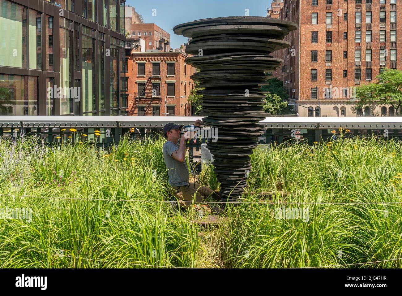 Un operaio esegue la manutenzione su "Windy" da parte dell'artista ...