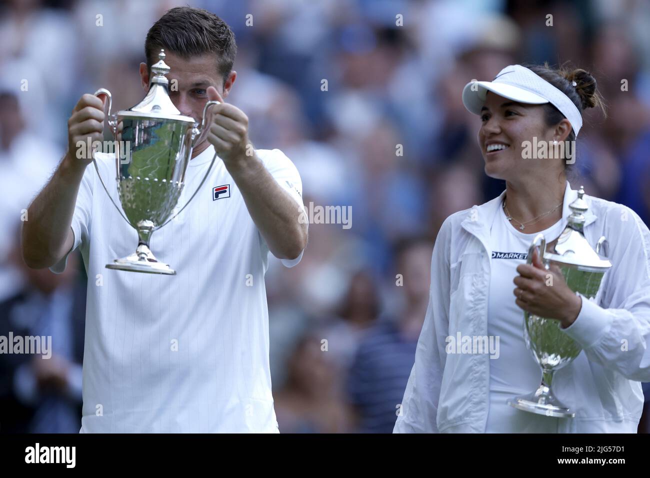 Neal Skupski e Desirae Krawczyk festeggiano con i loro trofei dopo aver ...