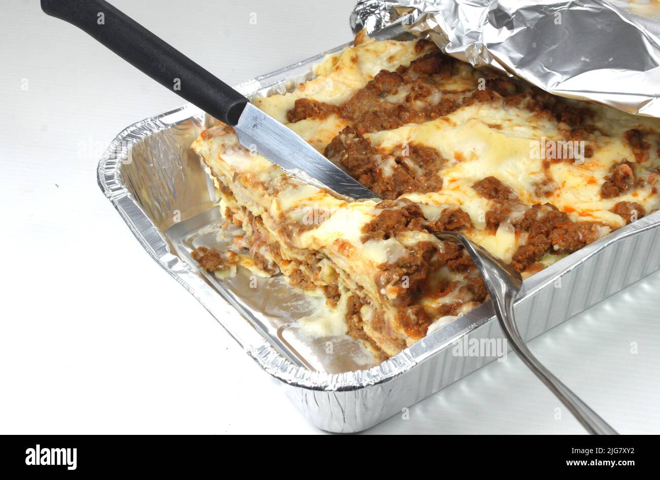 Un primo colpo di lasagna bolognese con salsa di carne in una padella ...