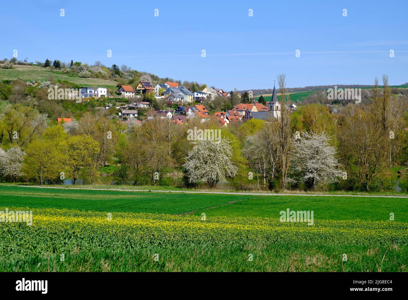 La valle principale con vista sul Castello di Mainberg a Mainberg, la ...