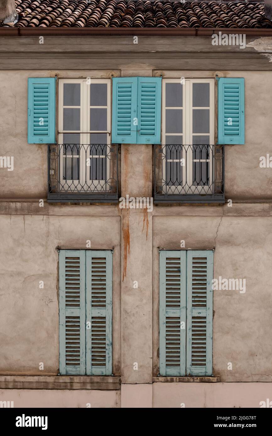 Italian windows immagini e fotografie stock ad alta risoluzione - Alamy