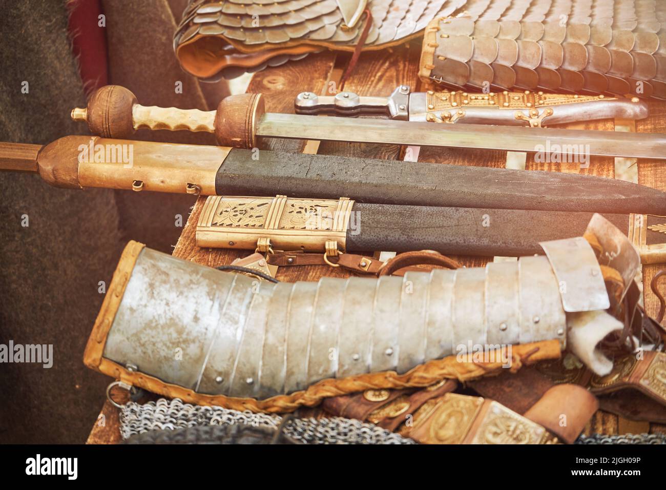 Armi e armature antiche romane - spade e posta a catena. Ricostruzione ...