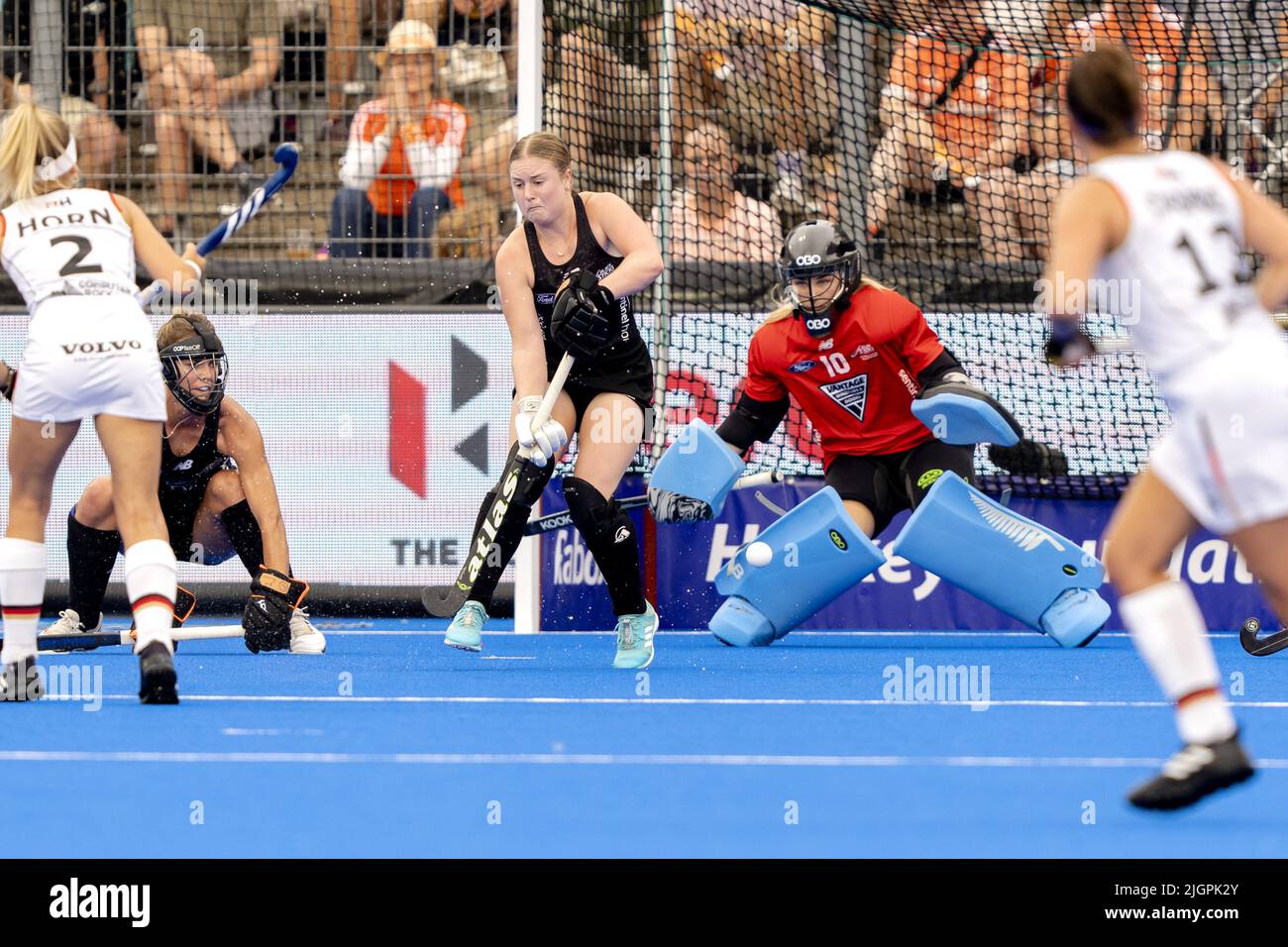 AMSTERDAM - Hope Ralph e Brooke Roberts (NZL,LR) fermano un angolo di ...