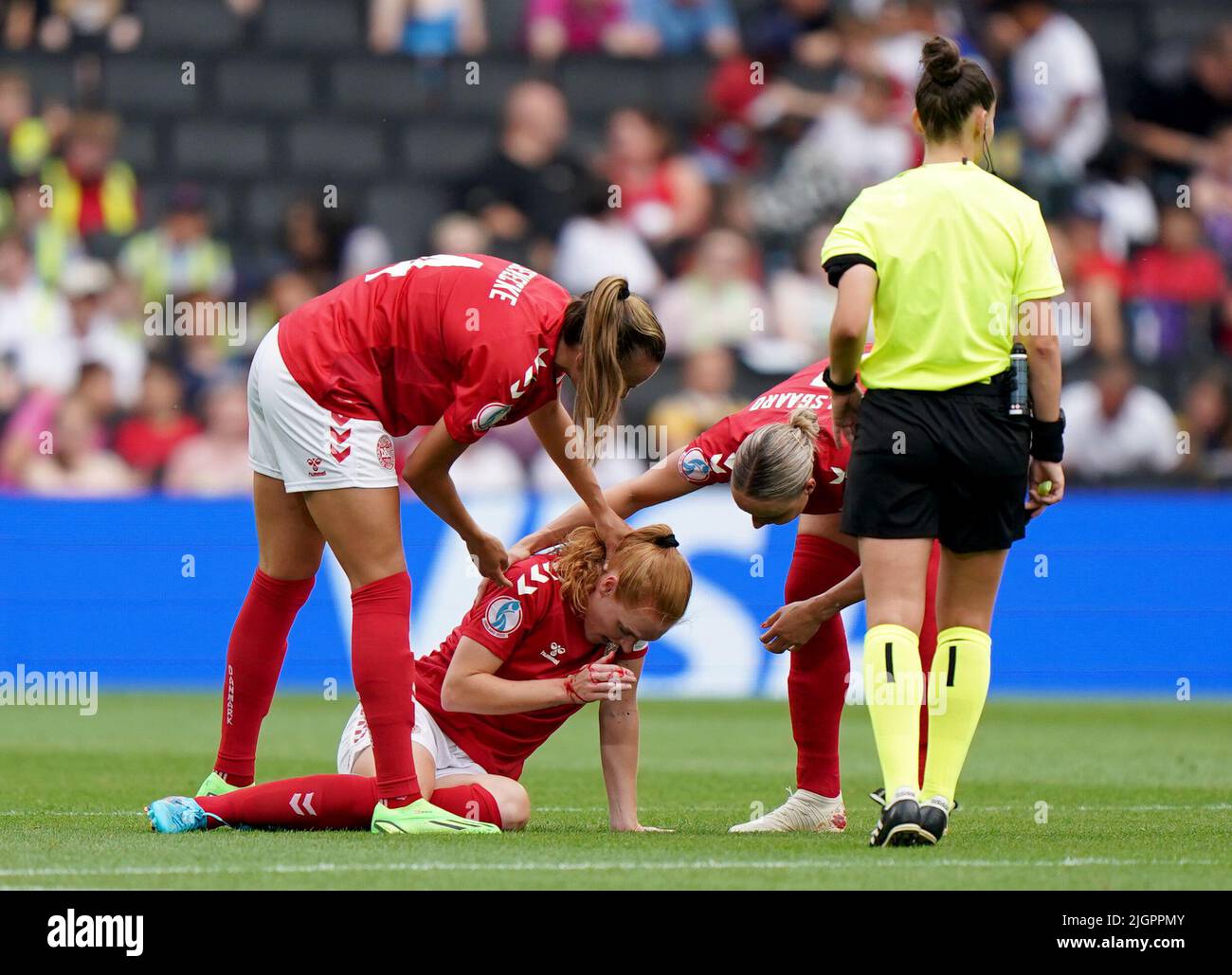 La Danimarca Stine Ballisager Pedersen appare ferita durante la partita ...