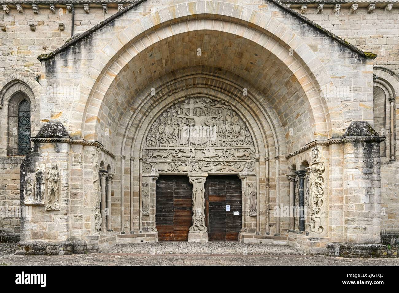 Il famoso timpano romanico della chiesa abbaziale Saint-Pierre a ...