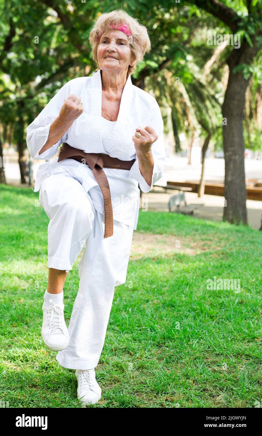 Donna karate in tuta immagini e fotografie stock ad alta risoluzione ...