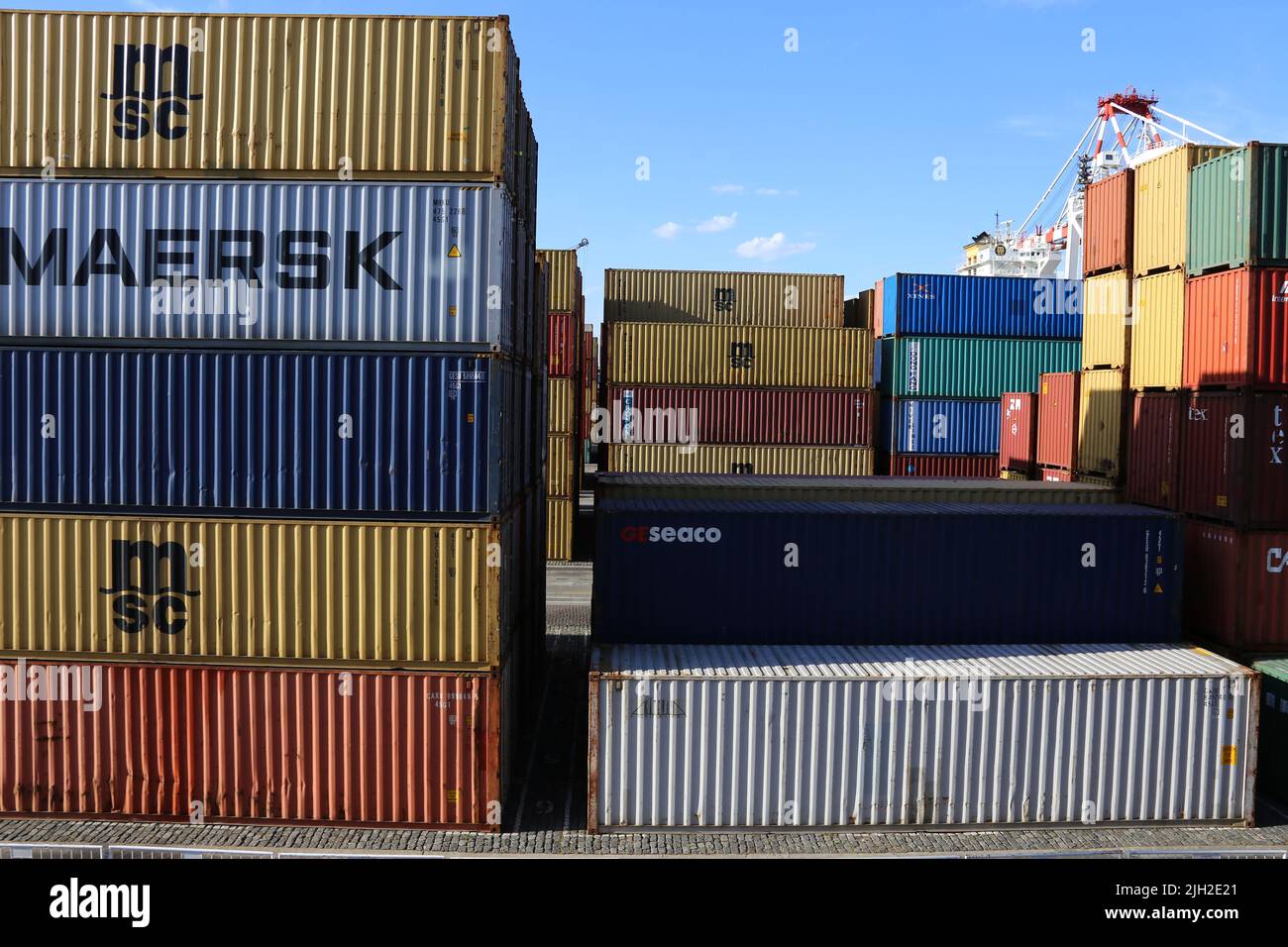 Container im Hafen von Buenos Aires. Die manchmal bizzarre Stapelung ...