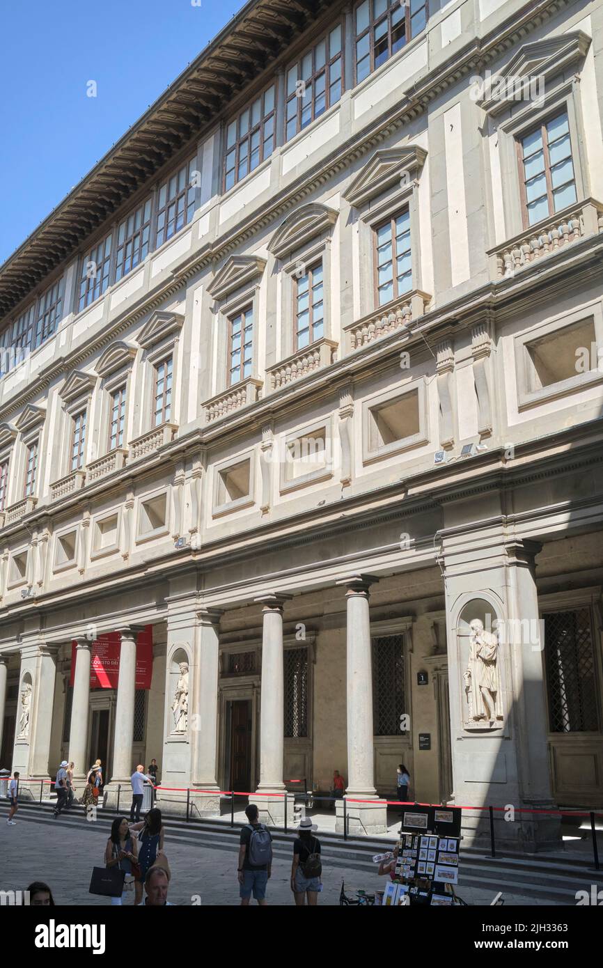 Courtyard uffizi immagini e fotografie stock ad alta risoluzione - Alamy