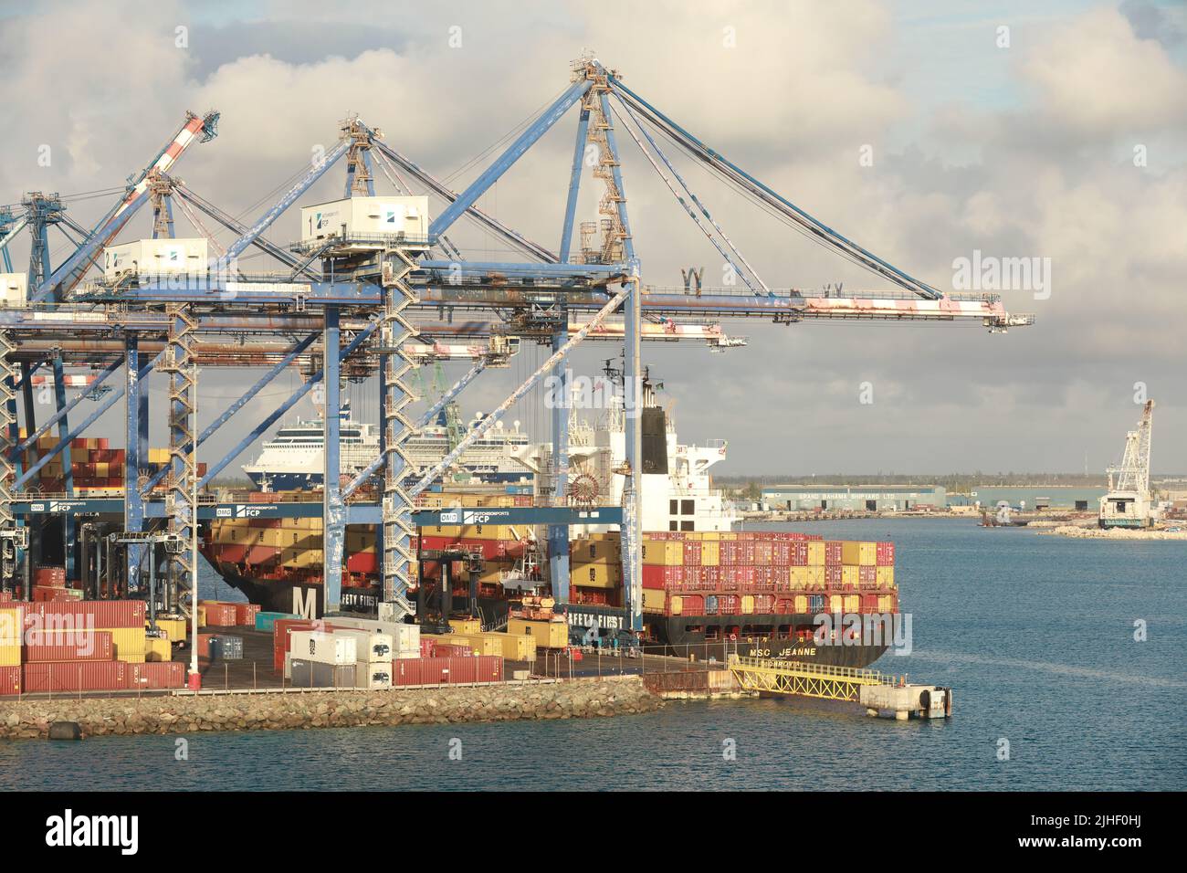 Container nave a porto industriale in import export business logistica ...