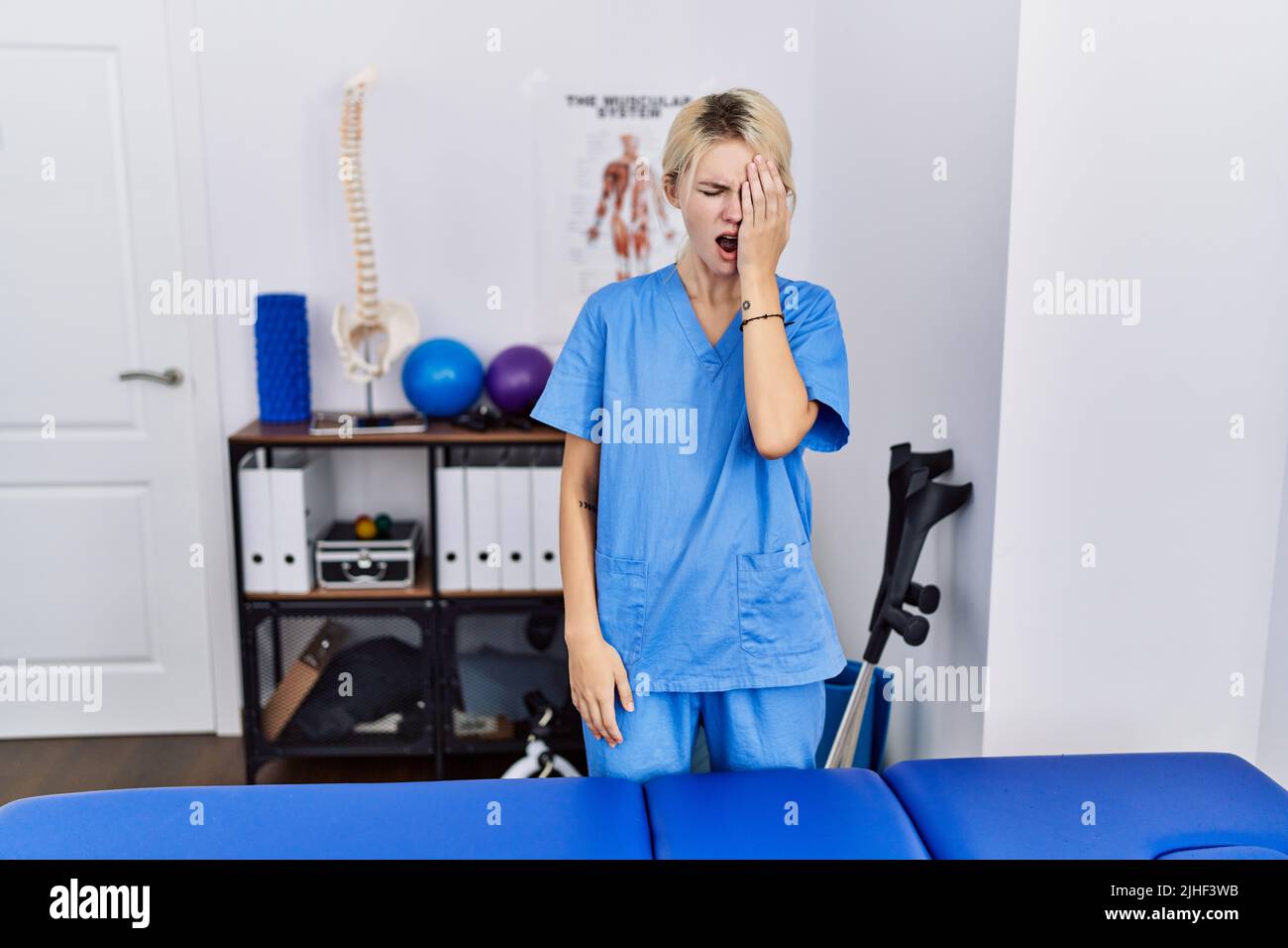 Giovane fisioterapista donna che lavora alla clinica di recupero del ...