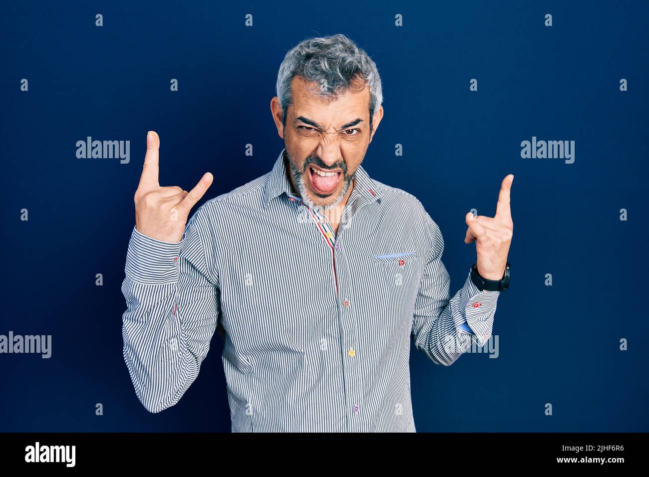 Bell'uomo di mezza età con capelli grigi indossando una camicia da ...