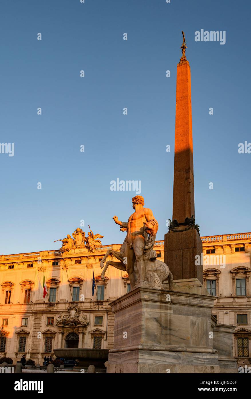 Piazza del Quirinale, con l'obelisco del Quirinale e il centro Fontana ...