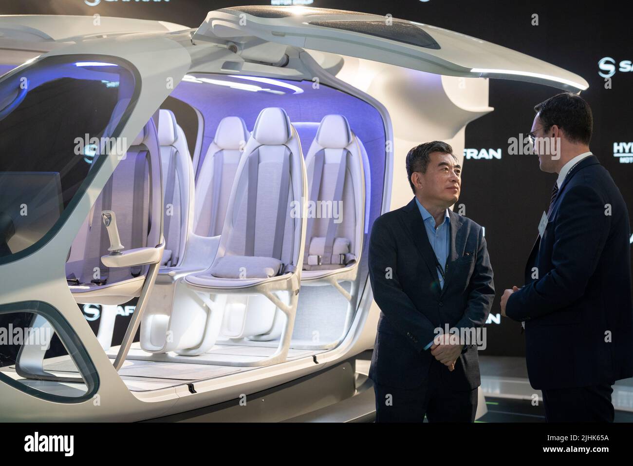 Il CEO supernale, Jaewon Shin con il veicolo eVTOL (Electric Vertical Take-off and Landing ...