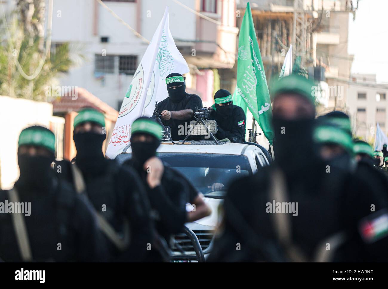 I pistoleri delle Brigate Izz al-DIN al-Qassam, l'ala militare di Hamas ...
