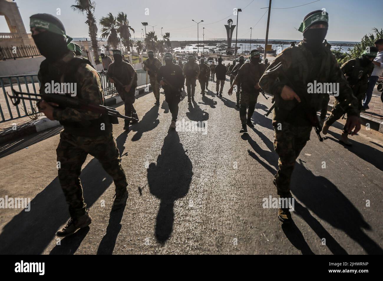I pistoleri delle Brigate Izz al-DIN al-Qassam, l'ala militare di Hamas ...