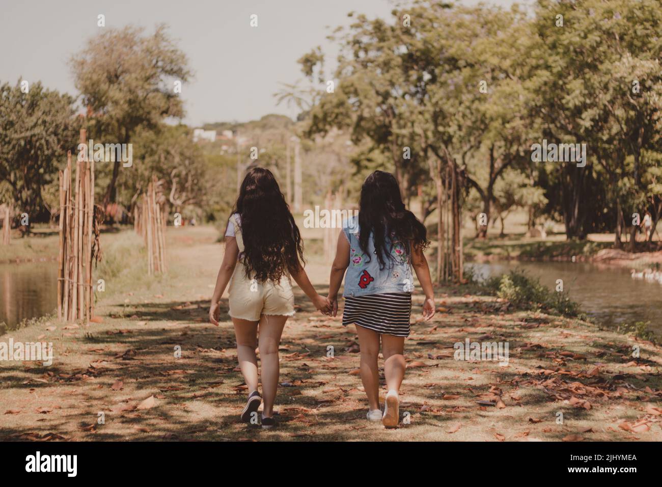 Due giovani donne che camminano mano nella mano immagini e fotografie ...