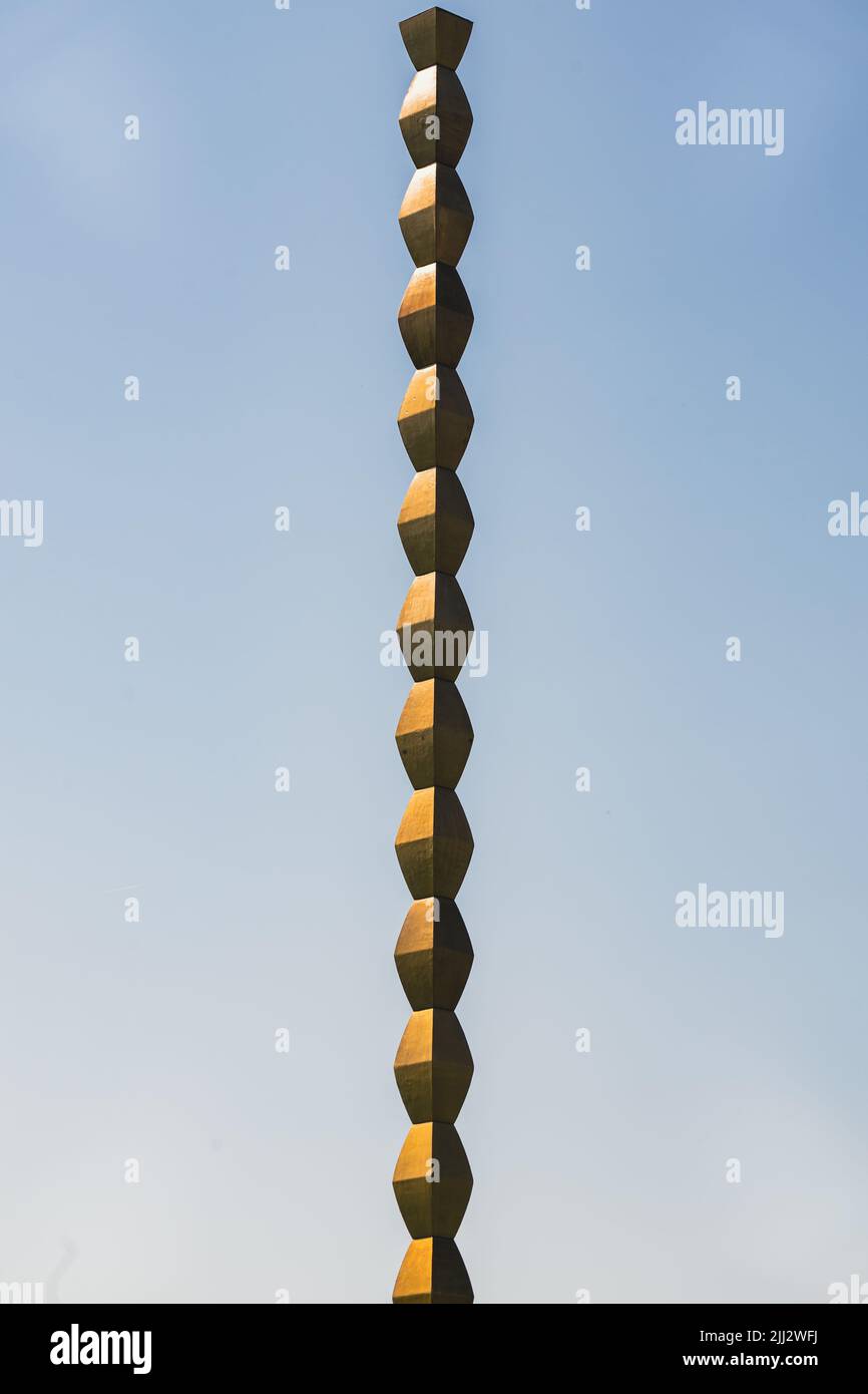 La colonna infinita (colonna di Infinito o Coloana Infinitului) fatta ...