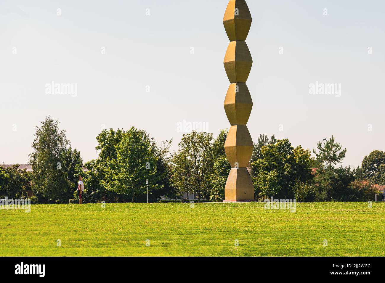 La colonna infinita (colonna di Infinito o Coloana Infinitului) fatta ...