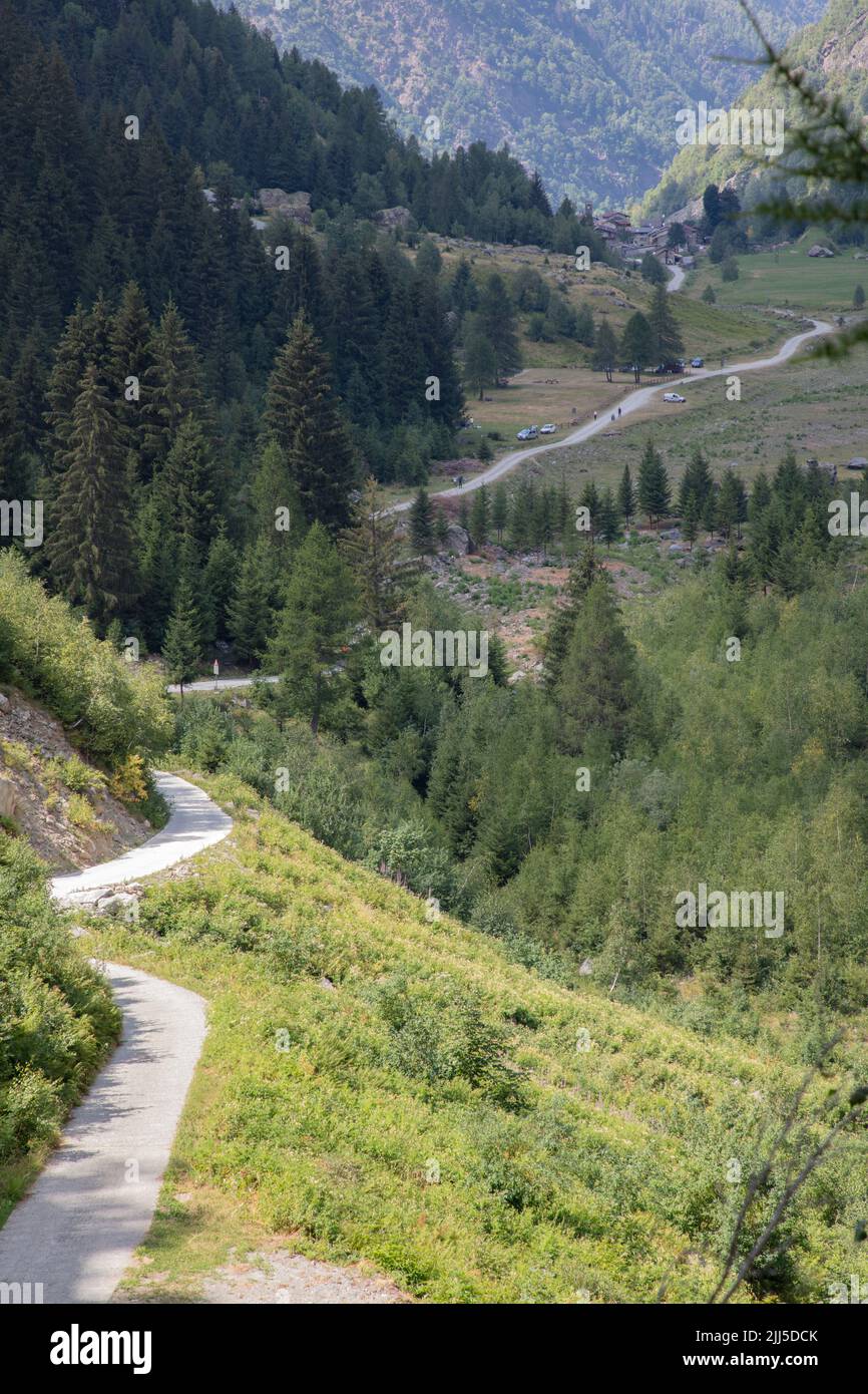 Una bella vista sul sentiero tra le montagne della valle sulla via del ...