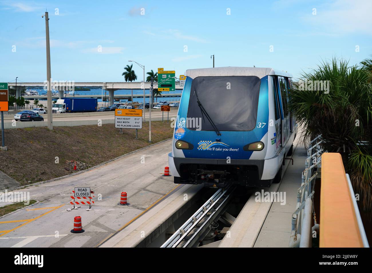 Brickell stazione metromover trasporto pubblico gratuito treno di ...