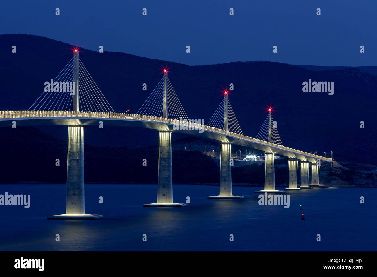 Veduta aerea del ponte Peljeski di notte il giorno prima dell'apertura ...