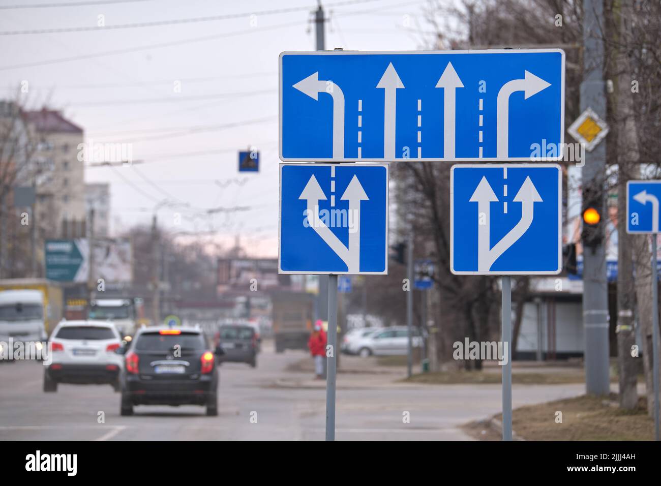 Segnaletica stradale che indica più corsie stradali in direzione della ...