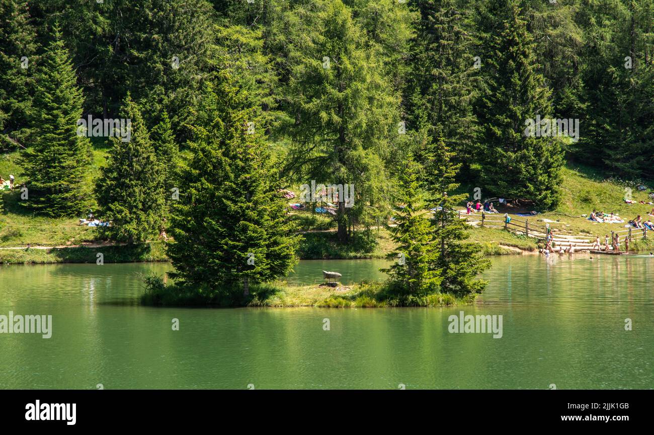 Lago di acqua limpida immagini e fotografie stock ad alta risoluzione ...
