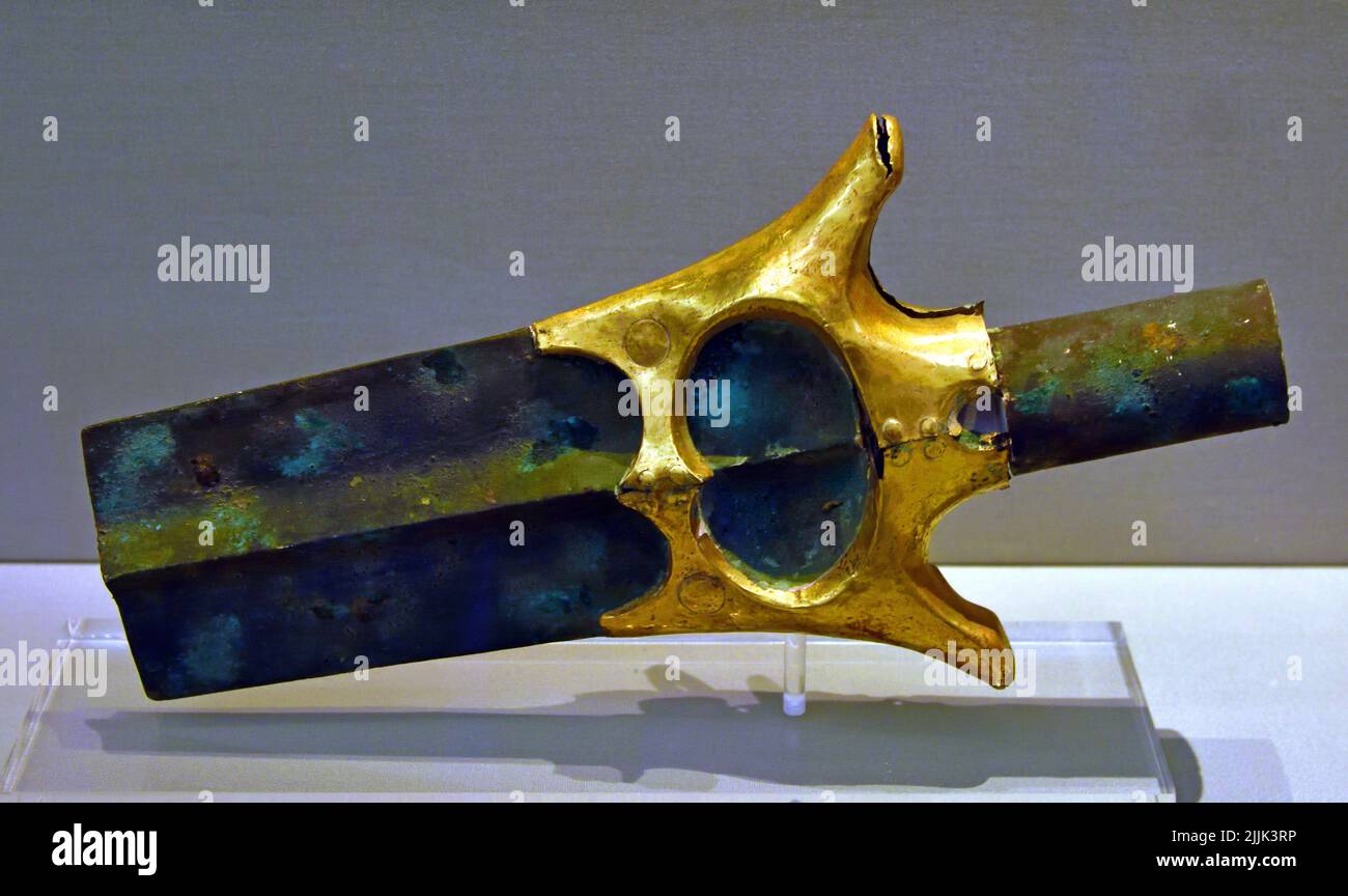 Reveto d'oro, spada micenea di bronzo, cerchio di tomba A, Micene, 16th ... Reveto d'oro, spada micenea di bronzo, cerchio di tomba A, Micene, 16th ...