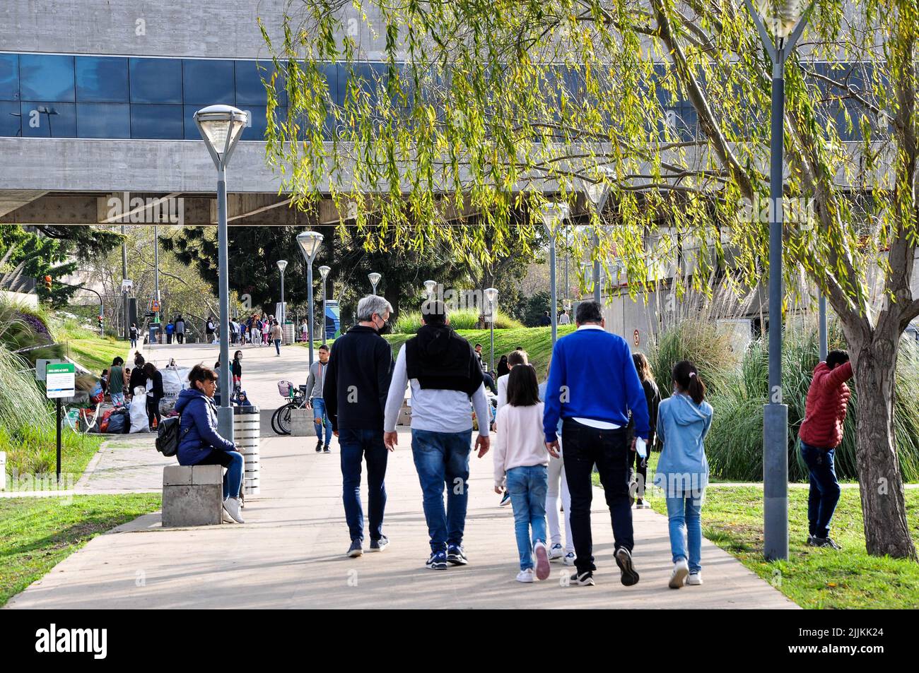 Persone di spalle camminano immagini e fotografie stock ad alta ...