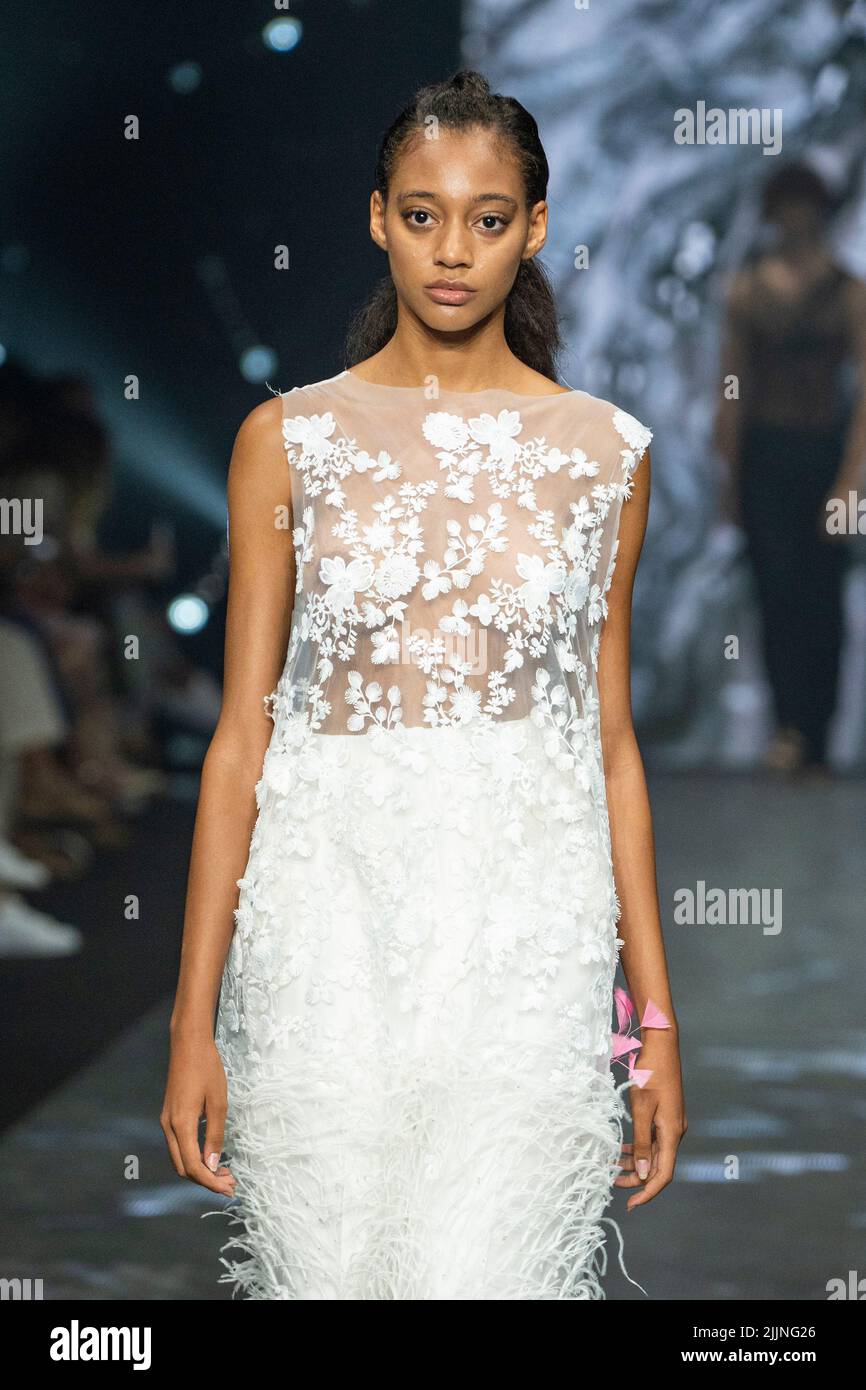 Un modello cammina sulla passerella durante la sfilata di moda Saman ...