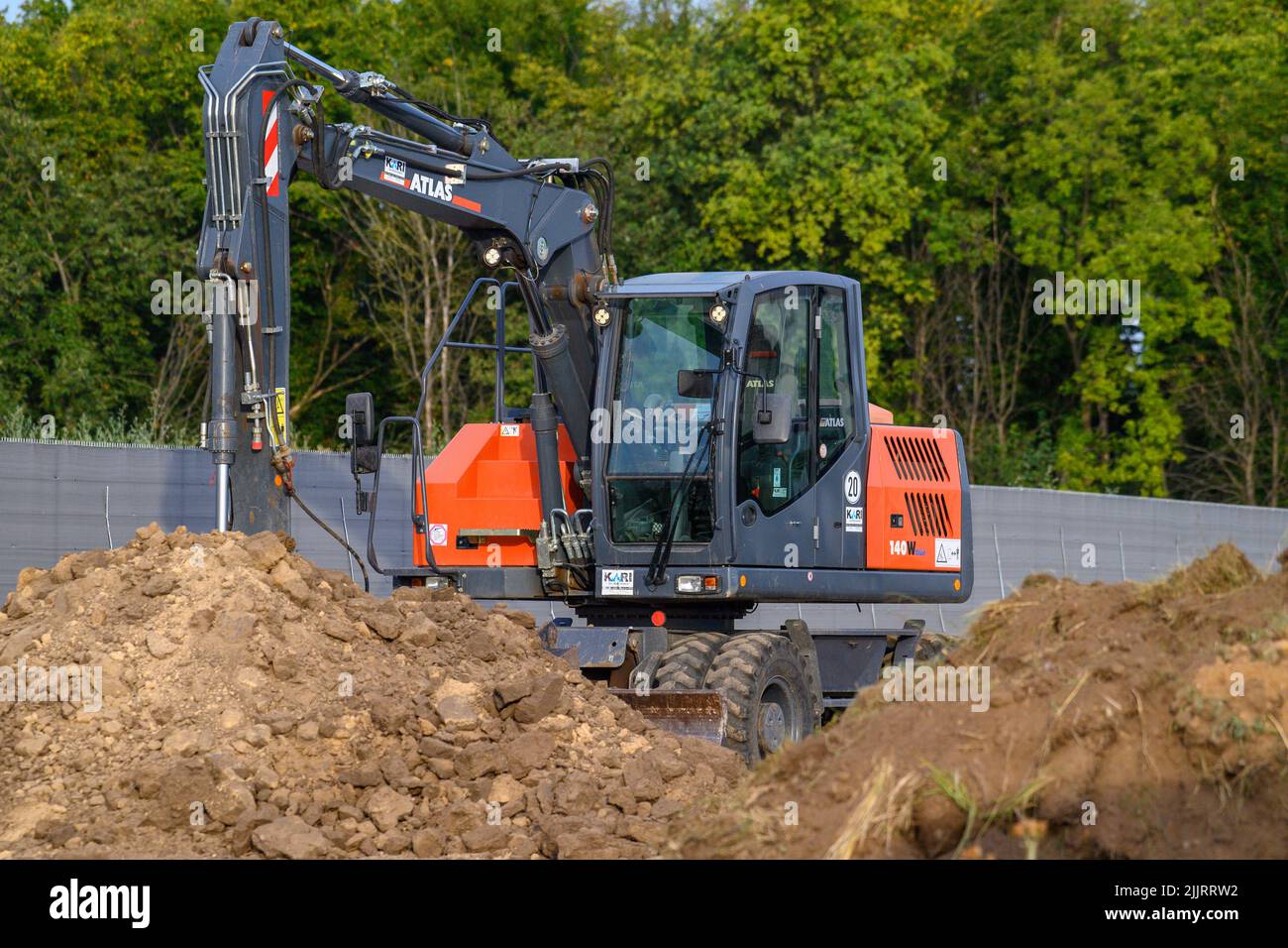 28 luglio 2022, Sassonia-Anhalt, Könnern: Un escavatore si trova su un ...