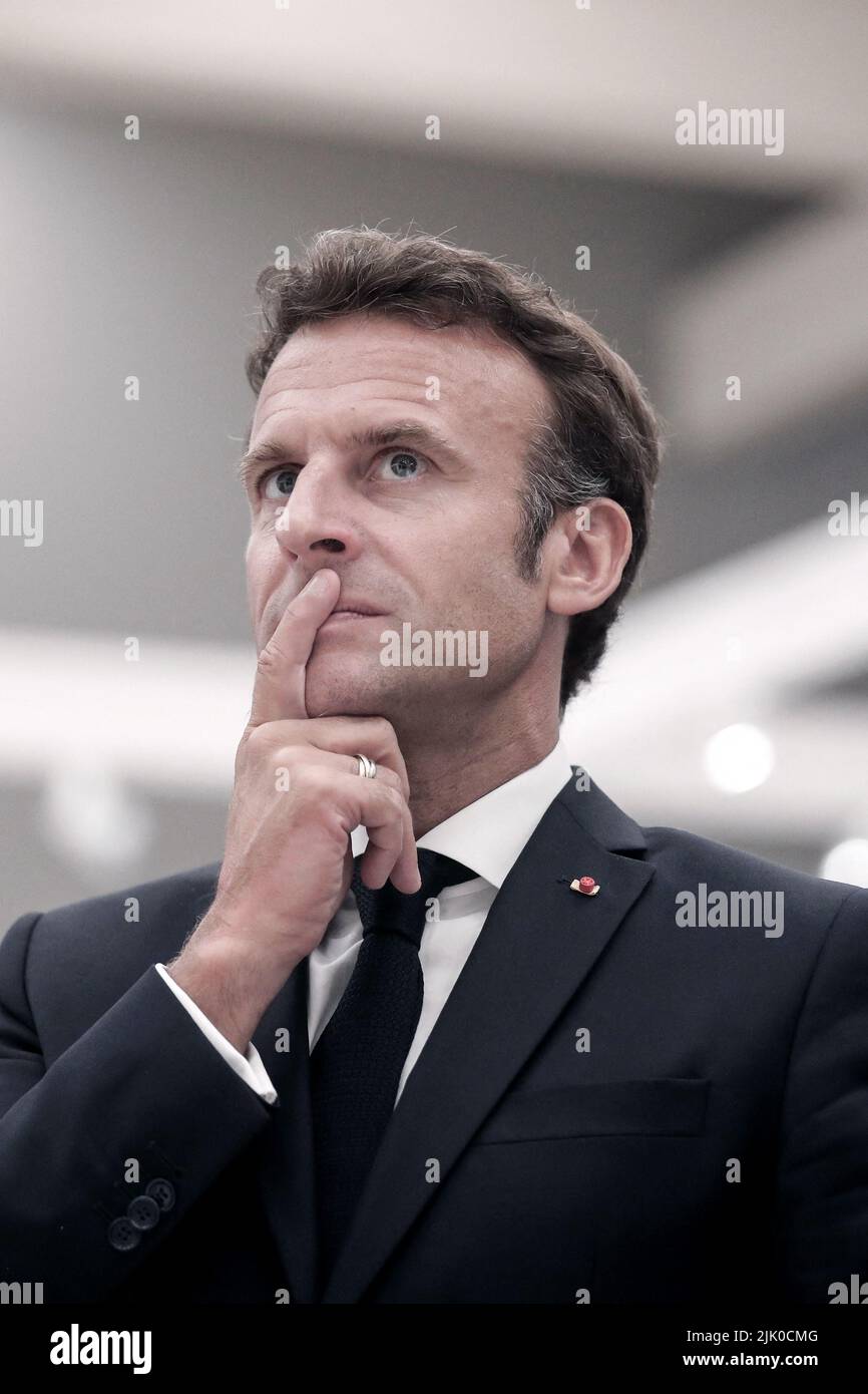 Il Presidente Emmanuel Macron visita la mostra 'Benin Art of Yesterday ...