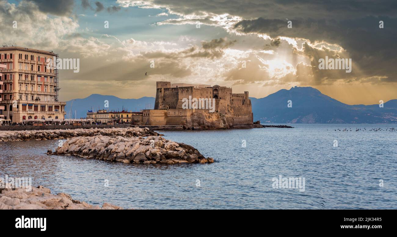 Iconico castel dellovo nel golfo di napoli immagini e fotografie stock ...